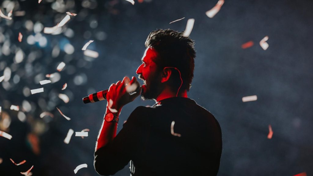 HALLA BOL by Amit Trivedi ft. Mame Khan | LIVE in Concert | Rajasthan ...